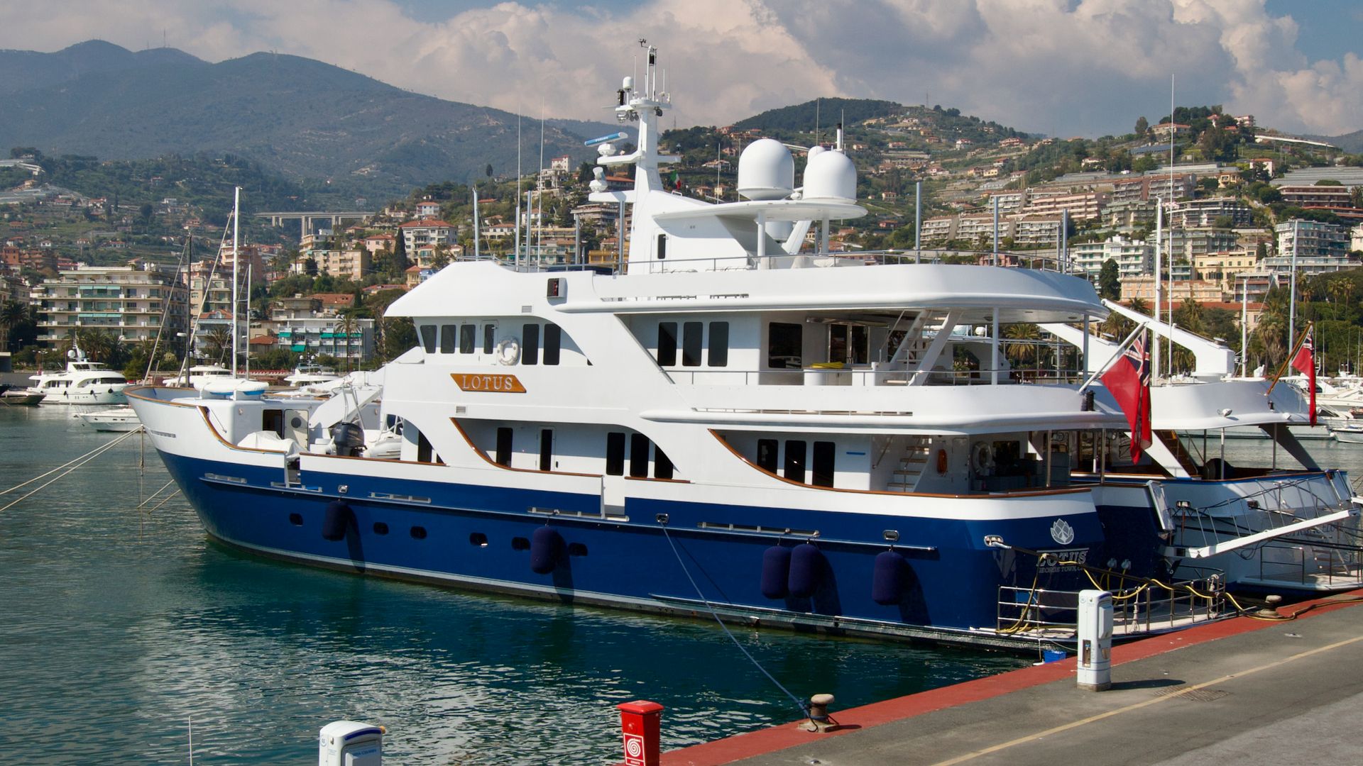 Lotus yacht (Newcastle Marine, 38.31m, 2002)